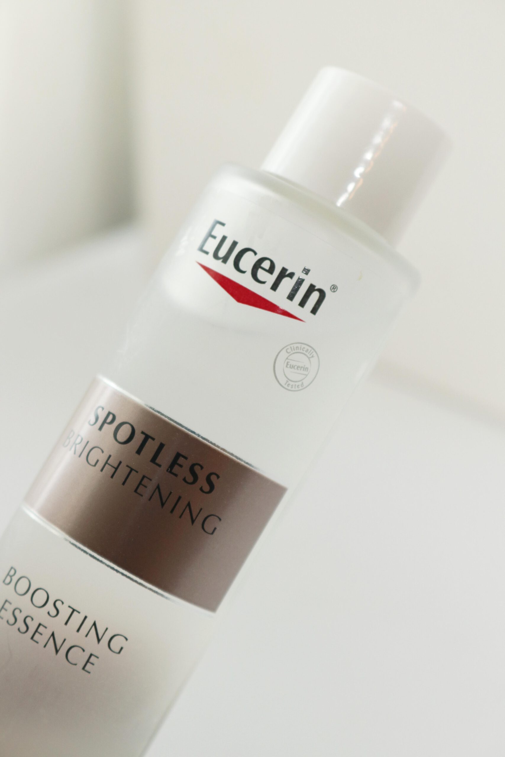 น้ำตบตัวใหม่จาก Eucerin Spotless Brighting Boosting Essence | Jell ...